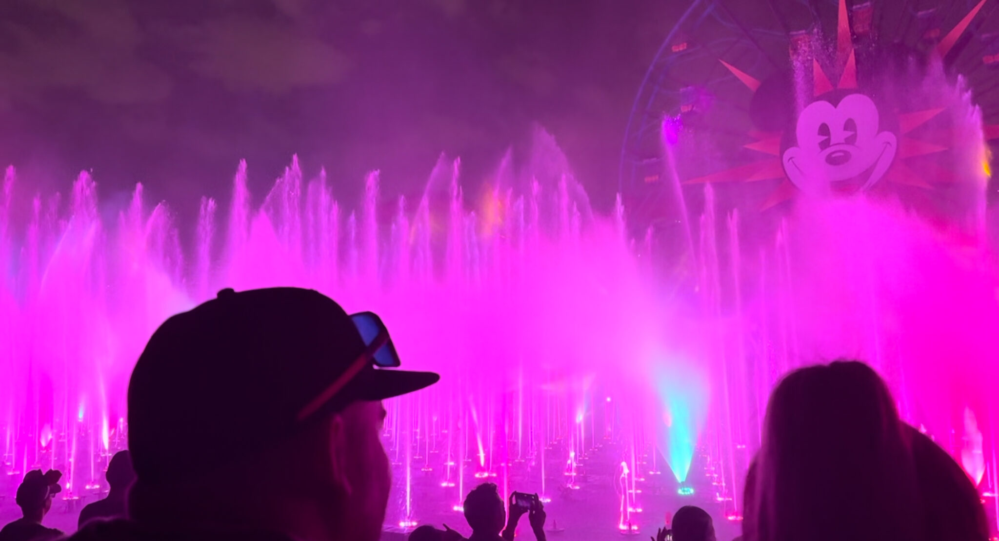 dekakeru.jp | カリフォルニアディズニーはどっちがいいのか【1日に2パークまわるモデルコース2024】